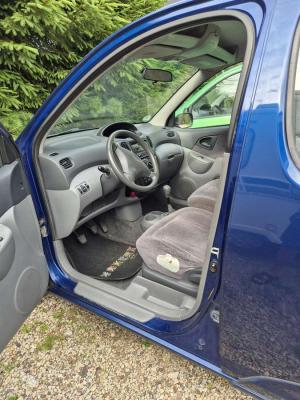 Zils Toyota Yaris Verso 2000 Viļņa, ar dzinēja tilpumu 1.30 L un nobraukumu 300 tūkst. km par 600 €, foto 9 vietnē AUTOMOTO.COM.LV