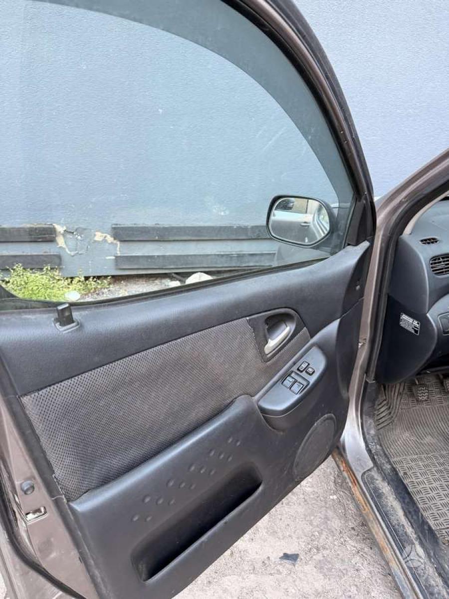 Brūns Toyota Yaris Verso 2003 Kauņa, ar dzinēja tilpumu 1.36 L un nobraukumu 448 tūkst. km par 600 €, foto 7 vietnē AUTOMOTO.COM.LV