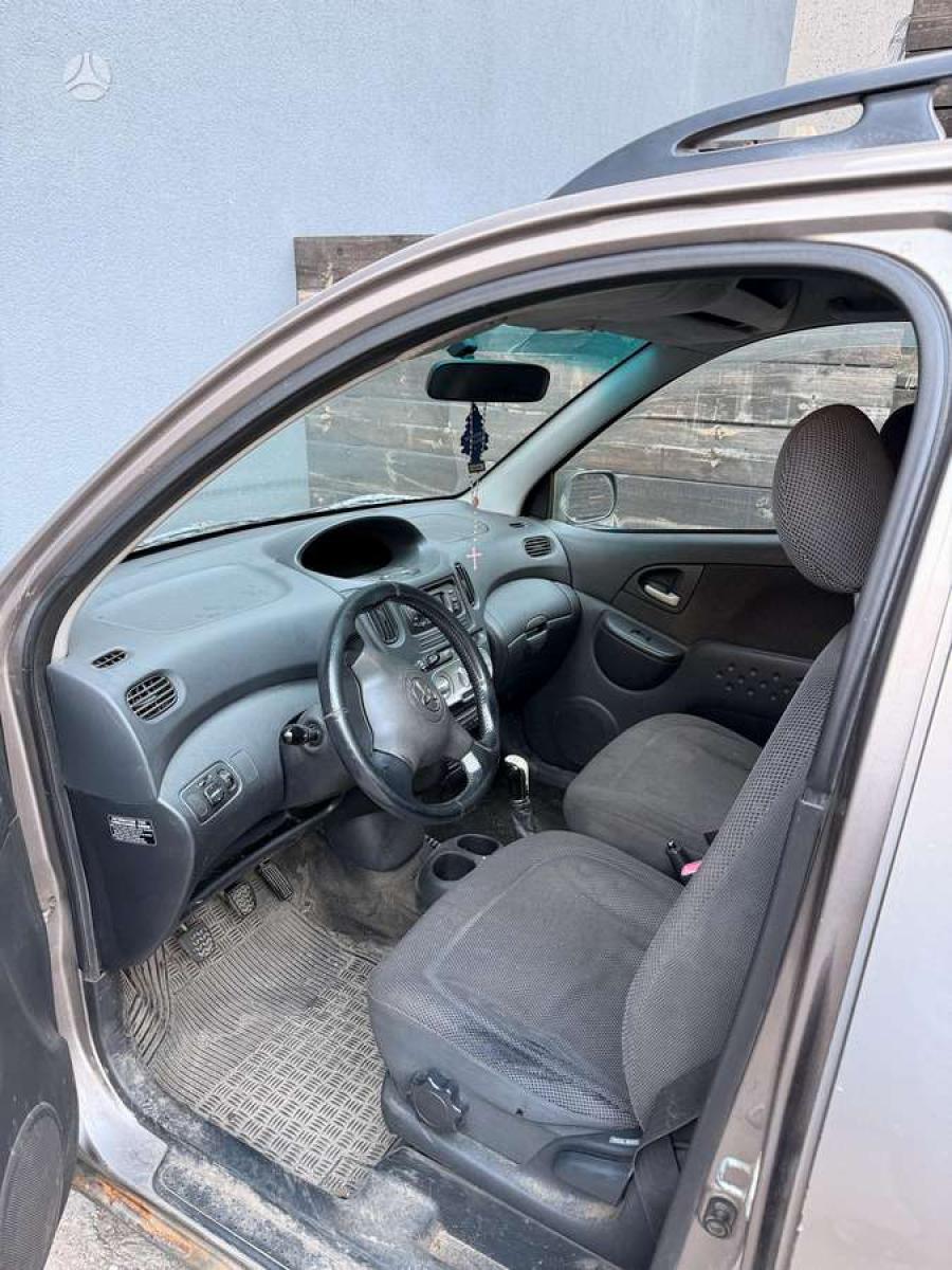 Brūns Toyota Yaris Verso 2003 Kauņa, ar dzinēja tilpumu 1.36 L un nobraukumu 448 tūkst. km par 600 €, foto 10 vietnē AUTOMOTO.COM.LV