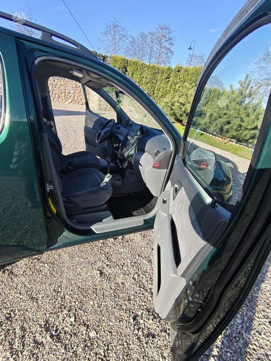 Zaļš Toyota Yaris Verso 2001 Trakai, ar dzinēja tilpumu 1.30 L un nobraukumu 178 tūkst. km par 3000 €, foto 10 vietnē AUTOMOTO.COM.LV