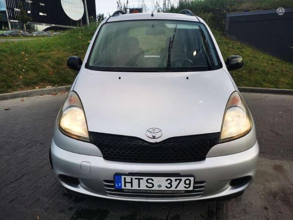 Grey Toyota Yaris Verso 2001 in Vilnius, with an engine capacity of 1.30 L and mileage of 268 thousand km for 1777 €, photo 3 on AUTOMOTO.COM.LV
