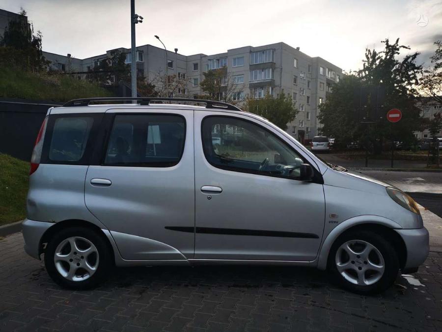 Grey Toyota Yaris Verso 2001 in Vilnius, with an engine capacity of 1.30 L and mileage of 268 thousand km for 1777 €, photo 9 on AUTOMOTO.COM.LV