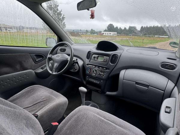 Grey Toyota Yaris Verso 2001 in Vilnius, with an engine capacity of 1.30 L and mileage of 319 thousand km for 950 €, photo 7 on AUTOMOTO.COM.LV
