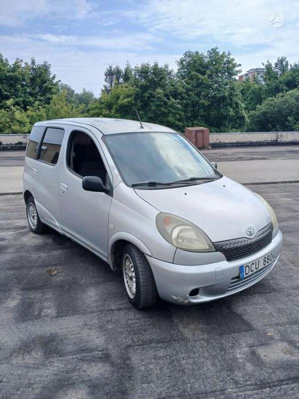 Pelēks Toyota Yaris Verso 2001 Viļņa, ar dzinēja tilpumu 1.30 L un nobraukumu 0 tūkst. km par 500 €, foto 1 vietnē AUTOMOTO.COM.LV