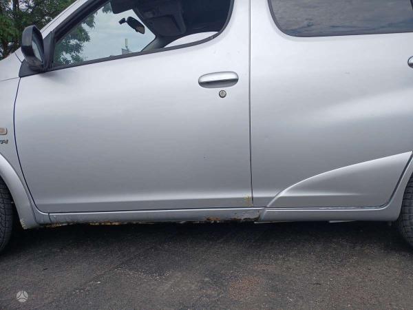 Pelēks Toyota Yaris Verso 2001 Viļņa, ar dzinēja tilpumu 1.30 L un nobraukumu 0 tūkst. km par 500 €, foto 3 vietnē AUTOMOTO.COM.LV