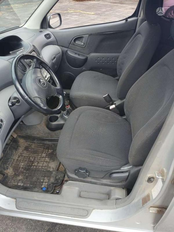 Pelēks Toyota Yaris Verso 2001 Viļņa, ar dzinēja tilpumu 1.30 L un nobraukumu 0 tūkst. km par 500 €, foto 5 vietnē AUTOMOTO.COM.LV
