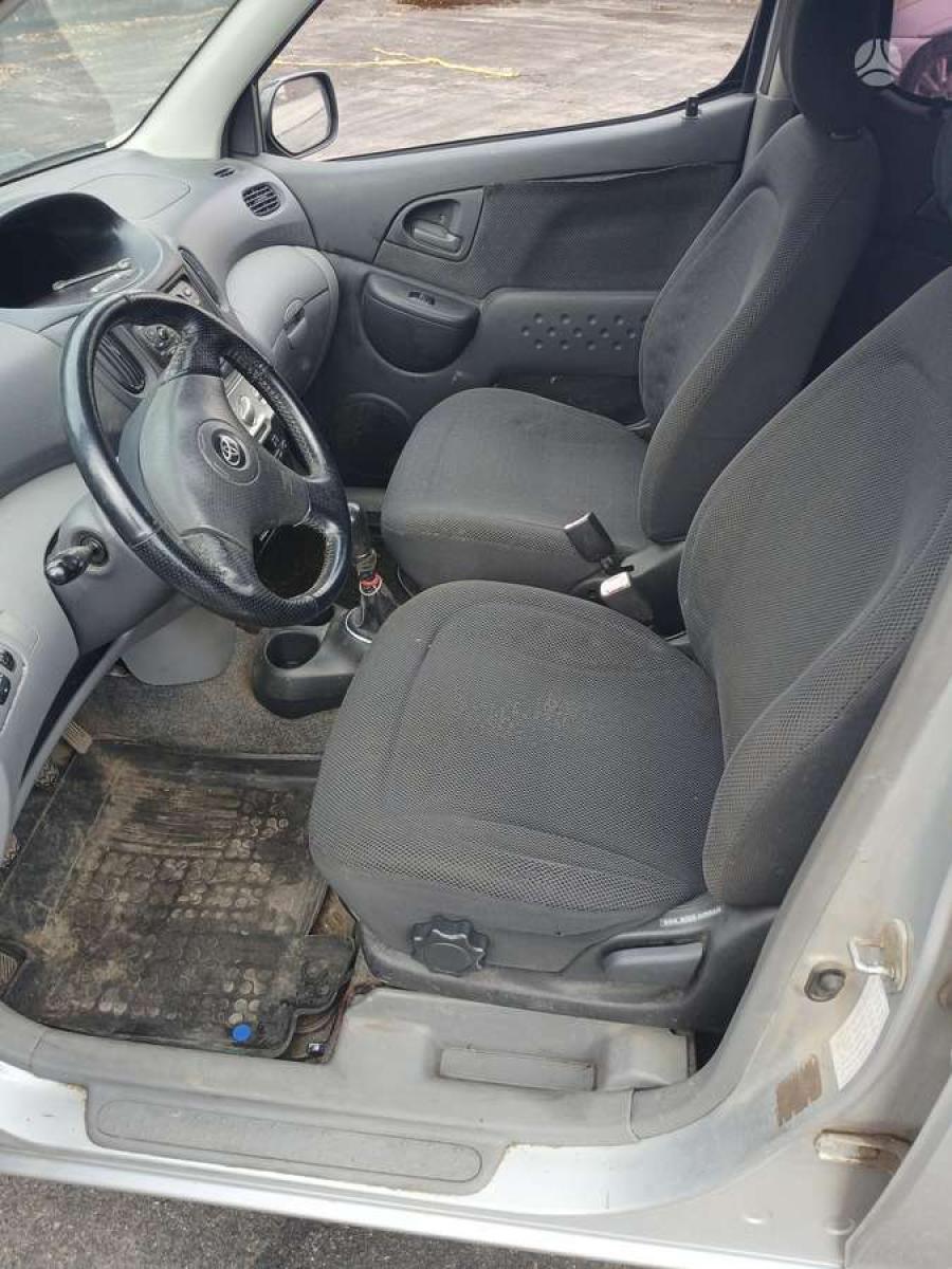 Grey Toyota Yaris Verso 2001 in Vilnius, with an engine capacity of 1.30 L and mileage of 0 thousand km for 500 €, photo 5 on AUTOMOTO.COM.LV
