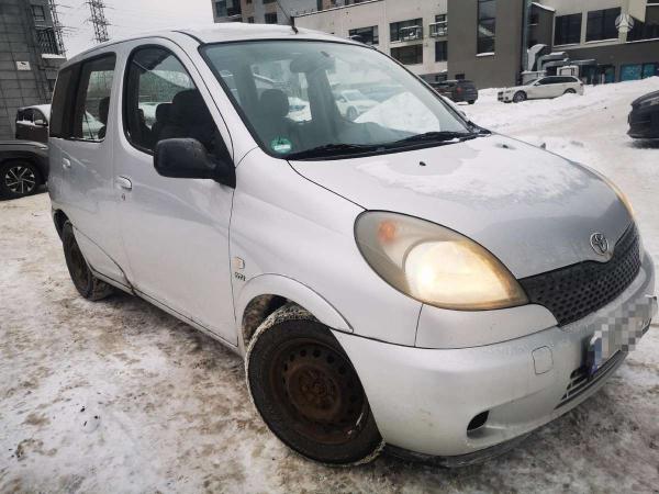 Grey Toyota Yaris Verso 2001 in Vilnius, with an engine capacity of 1.30 L and mileage of 320 thousand km for 1550 €, photo 2 on AUTOMOTO.COM.LV