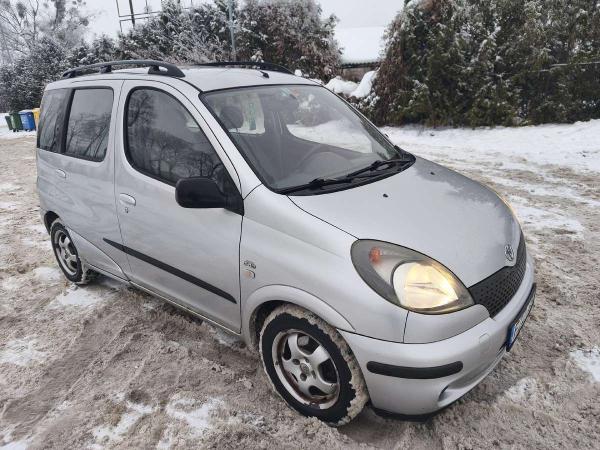 Pelēks Toyota Yaris Verso 2002 Kauņa, ar dzinēja tilpumu 1.36 L un nobraukumu 326 tūkst. km par 1800 €, foto 1 vietnē AUTOMOTO.COM.LV