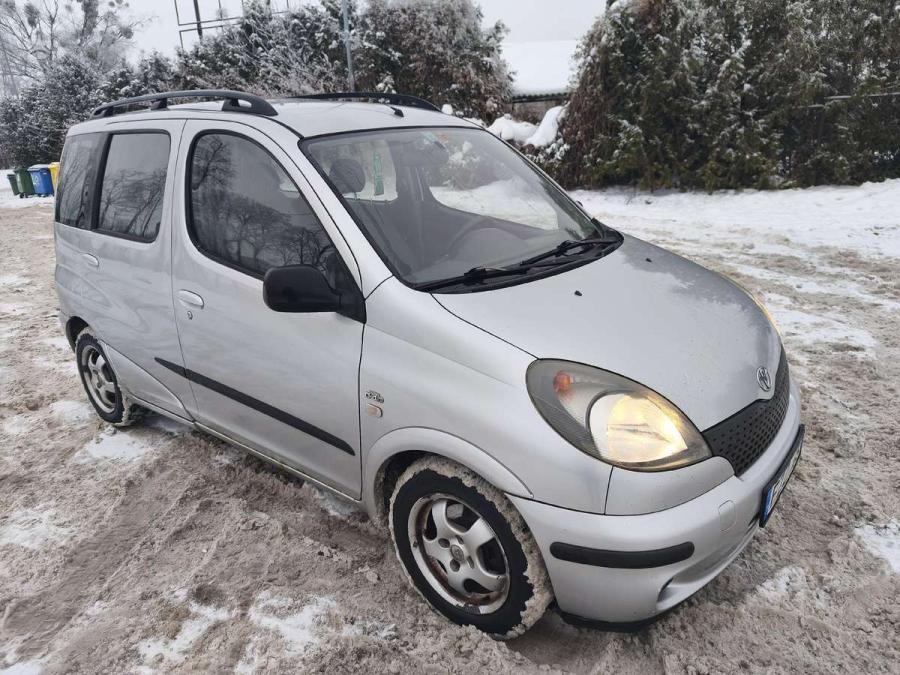 Pelēks Toyota Yaris Verso 2002 Kauņa, ar dzinēja tilpumu 1.36 L un nobraukumu 326 tūkst. km par 1800 €, foto 1 vietnē AUTOMOTO.COM.LV