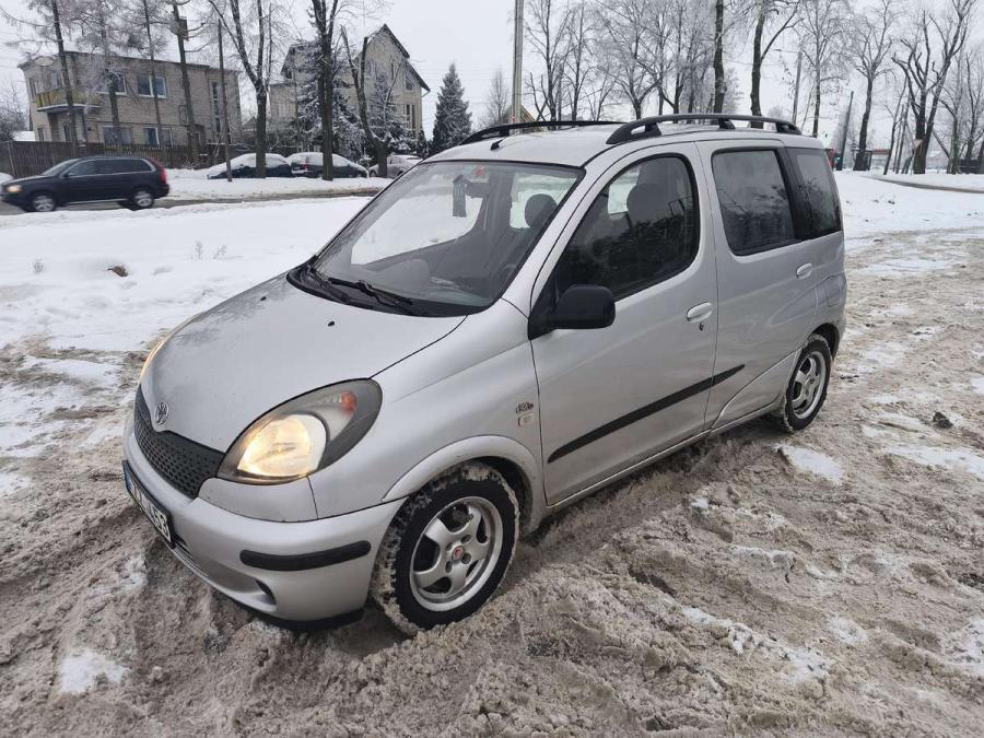 Pelēks Toyota Yaris Verso 2002 Kauņa, ar dzinēja tilpumu 1.36 L un nobraukumu 326 tūkst. km par 1800 €, foto 2 vietnē AUTOMOTO.COM.LV