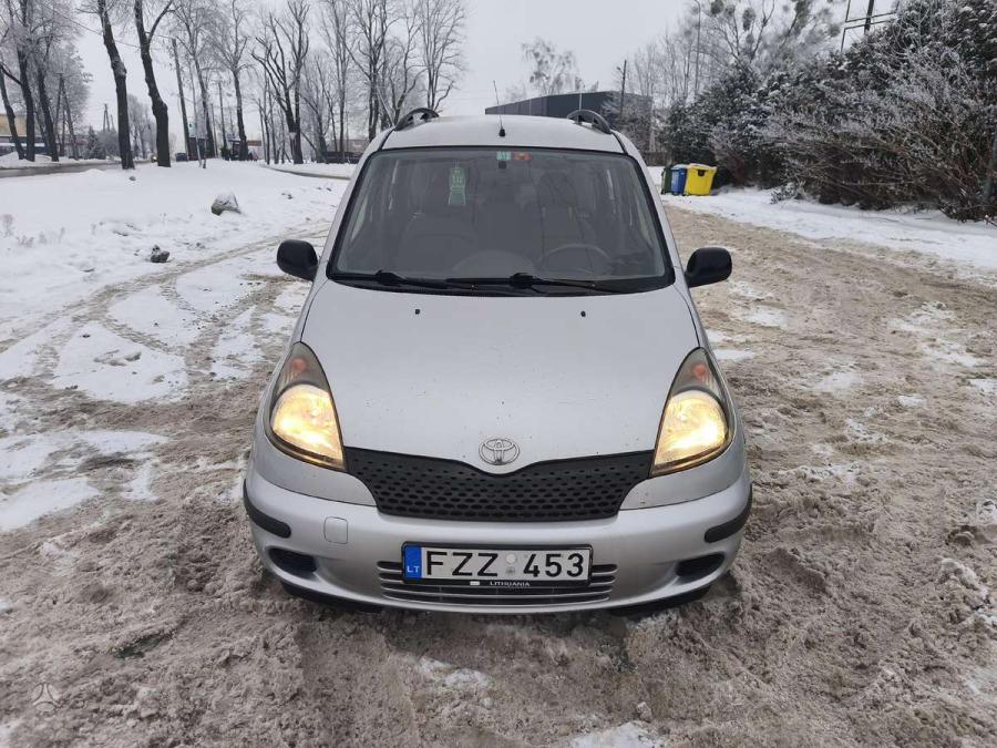 Pelēks Toyota Yaris Verso 2002 Kauņa, ar dzinēja tilpumu 1.36 L un nobraukumu 326 tūkst. km par 1800 €, foto 5 vietnē AUTOMOTO.COM.LV
