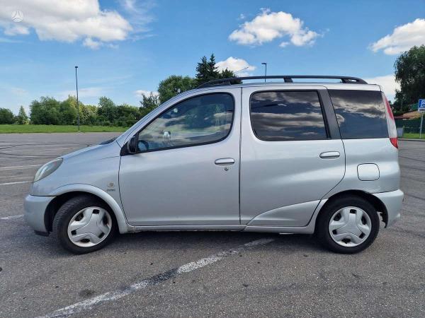 Grey Toyota Yaris Verso 2002 in Panevezys, with an engine capacity of 1.50 L and mileage of 122 thousand km for 1500 €, photo 7 on AUTOMOTO.COM.LV