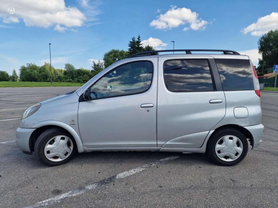 Grey Toyota Yaris Verso 2002 in Panevezys, with an engine capacity of 1.50 L and mileage of 122 thousand km for 1500 €, photo 8 on AUTOMOTO.COM.LV