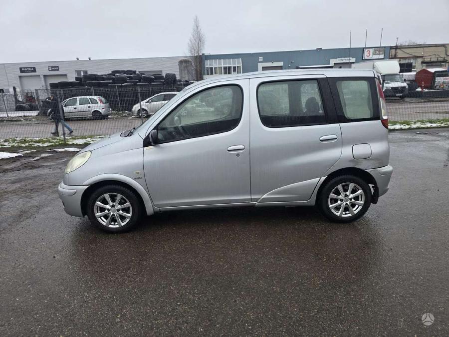 Pelēks Toyota Yaris Verso 2003 Viļņa, ar dzinēja tilpumu 1.30 L un nobraukumu 225 tūkst. km par 1500 €, foto 3 vietnē AUTOMOTO.COM.LV
