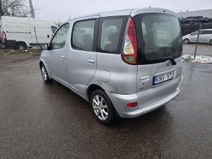 Pelēks Toyota Yaris Verso 2003 Viļņa, ar dzinēja tilpumu 1.30 L un nobraukumu 225 tūkst. km par 1500 €, foto 4 vietnē AUTOMOTO.COM.LV