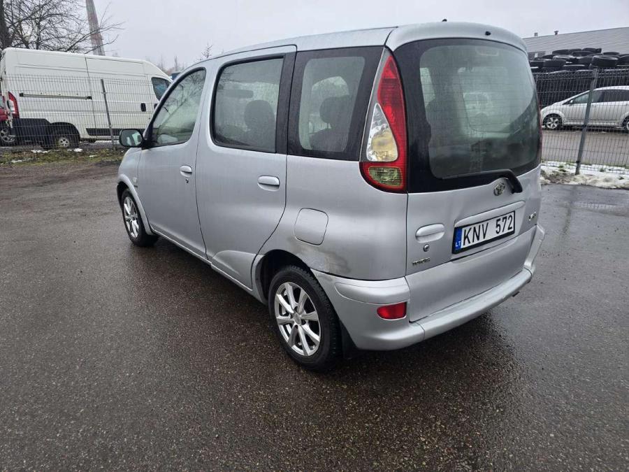 Pelēks Toyota Yaris Verso 2003 Viļņa, ar dzinēja tilpumu 1.30 L un nobraukumu 225 tūkst. km par 1500 €, foto 4 vietnē AUTOMOTO.COM.LV