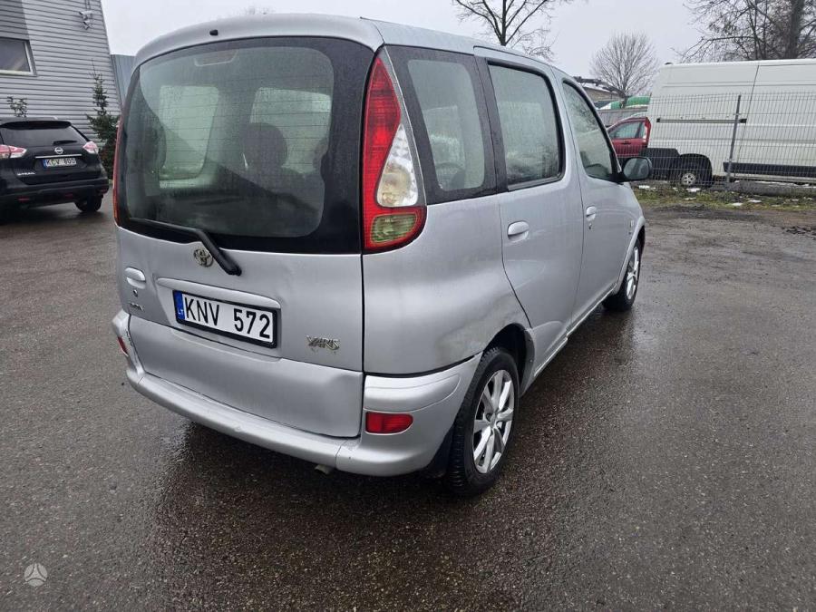 Pelēks Toyota Yaris Verso 2003 Viļņa, ar dzinēja tilpumu 1.30 L un nobraukumu 225 tūkst. km par 1500 €, foto 5 vietnē AUTOMOTO.COM.LV