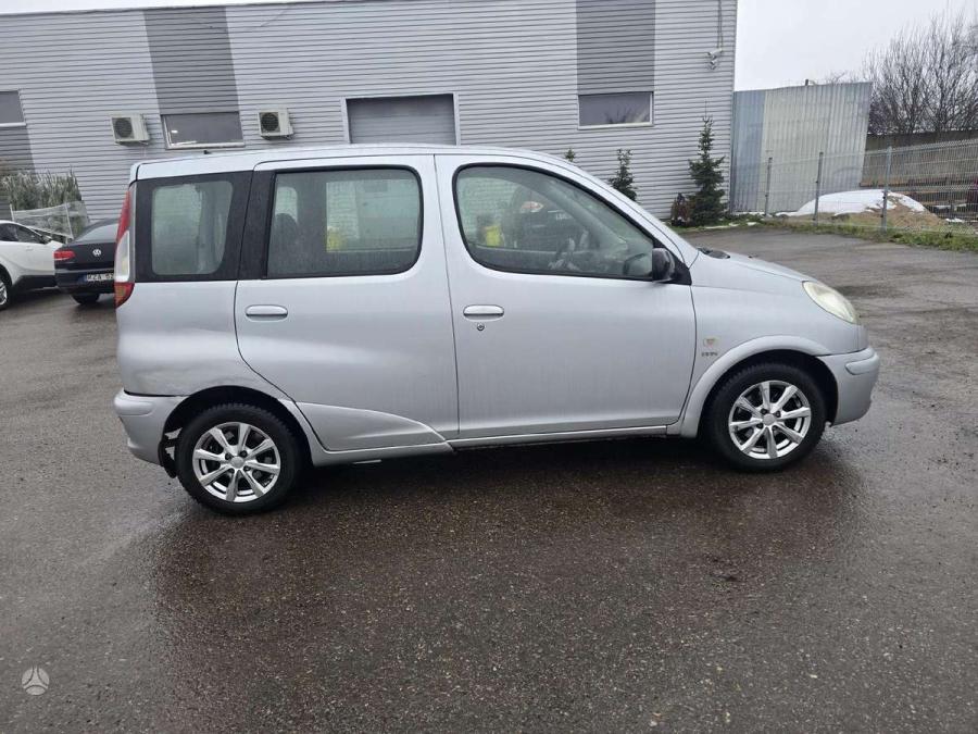 Pelēks Toyota Yaris Verso 2003 Viļņa, ar dzinēja tilpumu 1.30 L un nobraukumu 225 tūkst. km par 1500 €, foto 6 vietnē AUTOMOTO.COM.LV