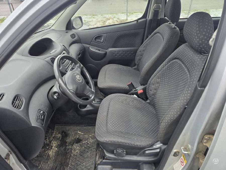 Pelēks Toyota Yaris Verso 2003 Viļņa, ar dzinēja tilpumu 1.30 L un nobraukumu 225 tūkst. km par 1500 €, foto 9 vietnē AUTOMOTO.COM.LV