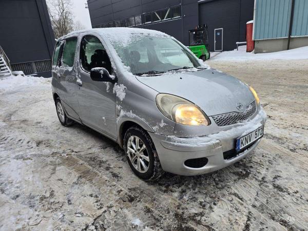 Grey Toyota Yaris Verso 2003 in Vilnius, with an engine capacity of 1.30 L and mileage of 225 thousand km for 1300 €, photo 1 on AUTOMOTO.COM.LV