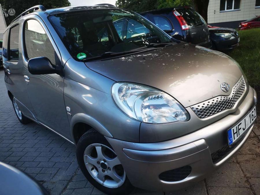 Pelēks Toyota Yaris Verso 2003 Viļņa, ar dzinēja tilpumu 1.30 L un nobraukumu 297 tūkst. km par 2772 €, foto 1 vietnē AUTOMOTO.COM.LV