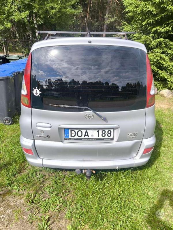 Pelēks Toyota Yaris Verso 2003 Ignalina, ar dzinēja tilpumu 1.40 L un nobraukumu 320 tūkst. km par 500 €, foto 2 vietnē AUTOMOTO.COM.LV
