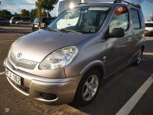 Pelēks Toyota Yaris Verso 2003 Viļņa, ar dzinēja tilpumu 1.30 L un nobraukumu 298 tūkst. km par 2790 €, foto  vietnē AUTOMOTO.COM.LV