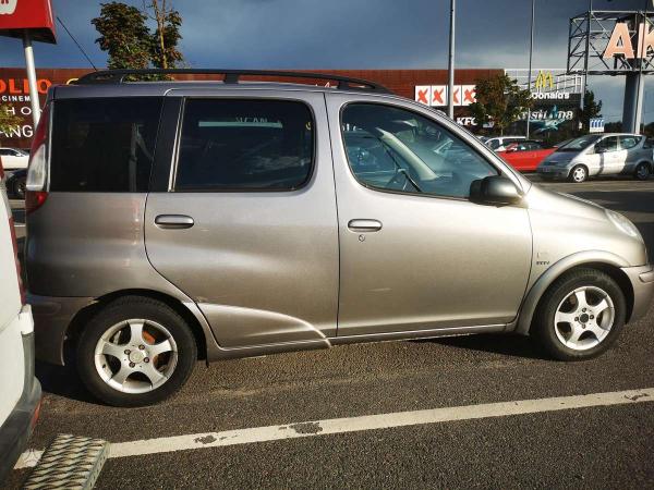 Grey Toyota Yaris Verso 2003 in Vilnius, with an engine capacity of 1.30 L and mileage of 298 thousand km for 2790 €, photo 4 on AUTOMOTO.COM.LV