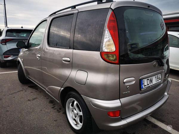 Pelēks Toyota Yaris Verso 2004 Viļņa, ar dzinēja tilpumu 1.30 L un nobraukumu 256 tūkst. km par 2750 €, foto 4 vietnē AUTOMOTO.COM.LV