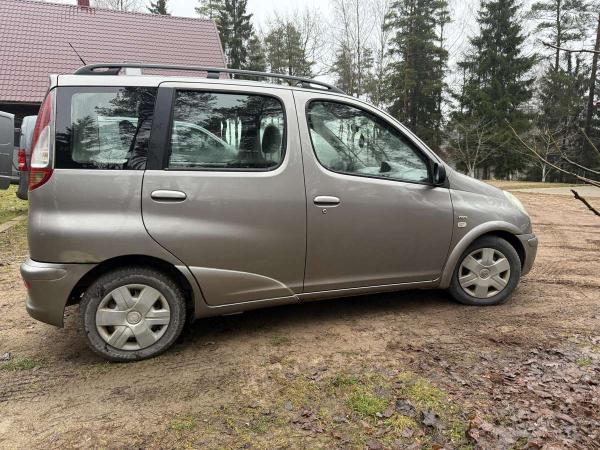 Pelēks Toyota Yaris Verso 2005 Utena, ar dzinēja tilpumu 1.30 L un nobraukumu 249 tūkst. km par 1800 €, foto 2 vietnē AUTOMOTO.COM.LV