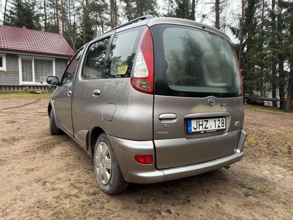 Pelēks Toyota Yaris Verso 2005 Utena, ar dzinēja tilpumu 1.30 L un nobraukumu 249 tūkst. km par 1800 €, foto 3 vietnē AUTOMOTO.COM.LV