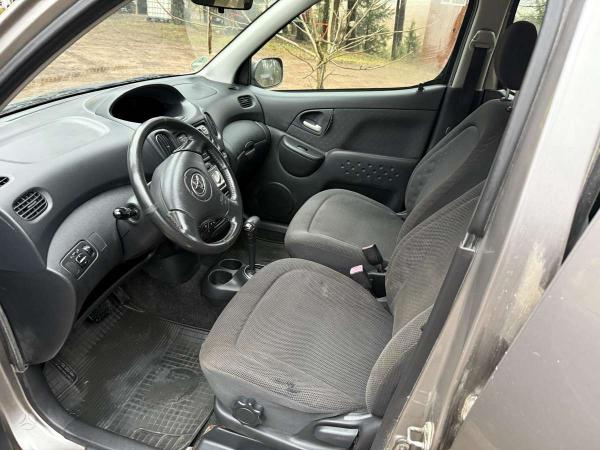 Pelēks Toyota Yaris Verso 2005 Utena, ar dzinēja tilpumu 1.30 L un nobraukumu 249 tūkst. km par 1800 €, foto 4 vietnē AUTOMOTO.COM.LV