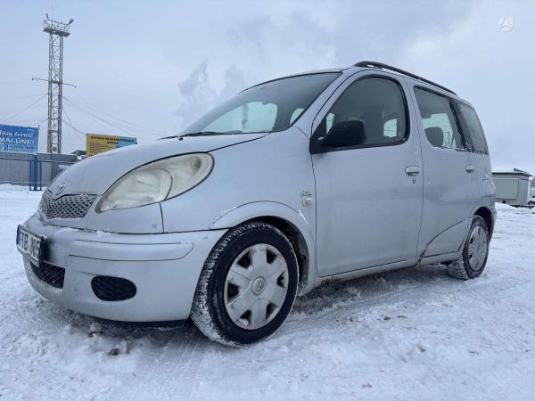 Grey Toyota Yaris Verso 2005 in Panevezys, with an engine capacity of 1.36 L and mileage of 376 thousand km for 990 €, photo 1 on AUTOMOTO.COM.LV