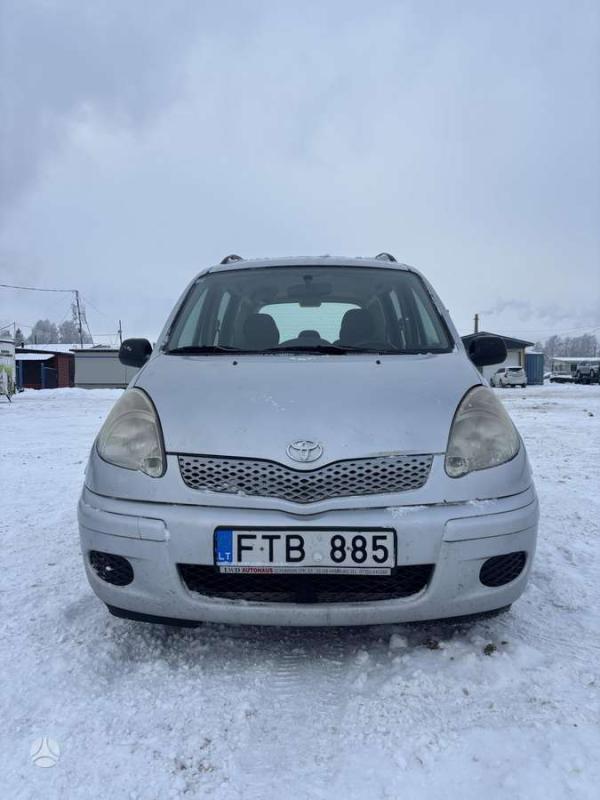 Grey Toyota Yaris Verso 2005 in Panevezys, with an engine capacity of 1.36 L and mileage of 376 thousand km for 990 €, photo 2 on AUTOMOTO.COM.LV