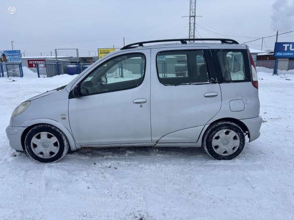 Grey Toyota Yaris Verso 2005 in Panevezys, with an engine capacity of 1.36 L and mileage of 376 thousand km for 990 €, photo 4 on AUTOMOTO.COM.LV