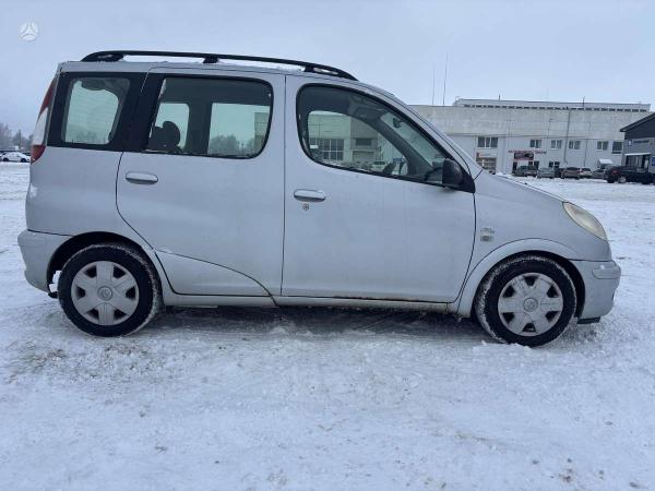 Grey Toyota Yaris Verso 2005 in Panevezys, with an engine capacity of 1.36 L and mileage of 376 thousand km for 990 €, photo 5 on AUTOMOTO.COM.LV