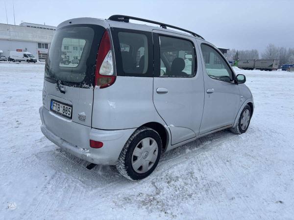 Grey Toyota Yaris Verso 2005 in Panevezys, with an engine capacity of 1.36 L and mileage of 376 thousand km for 990 €, photo 6 on AUTOMOTO.COM.LV
