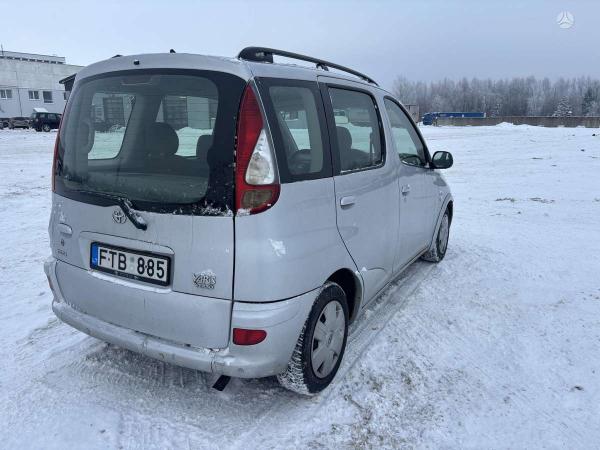 Grey Toyota Yaris Verso 2005 in Panevezys, with an engine capacity of 1.36 L and mileage of 376 thousand km for 990 €, photo 8 on AUTOMOTO.COM.LV