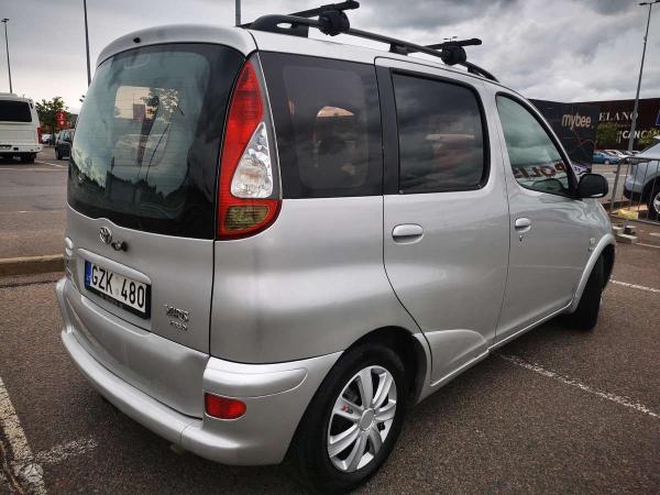 Pelēks Toyota Yaris Verso 2005 Viļņa, ar dzinēja tilpumu 1.30 L un nobraukumu 199 tūkst. km par 2450 €, foto 4 vietnē AUTOMOTO.COM.LV