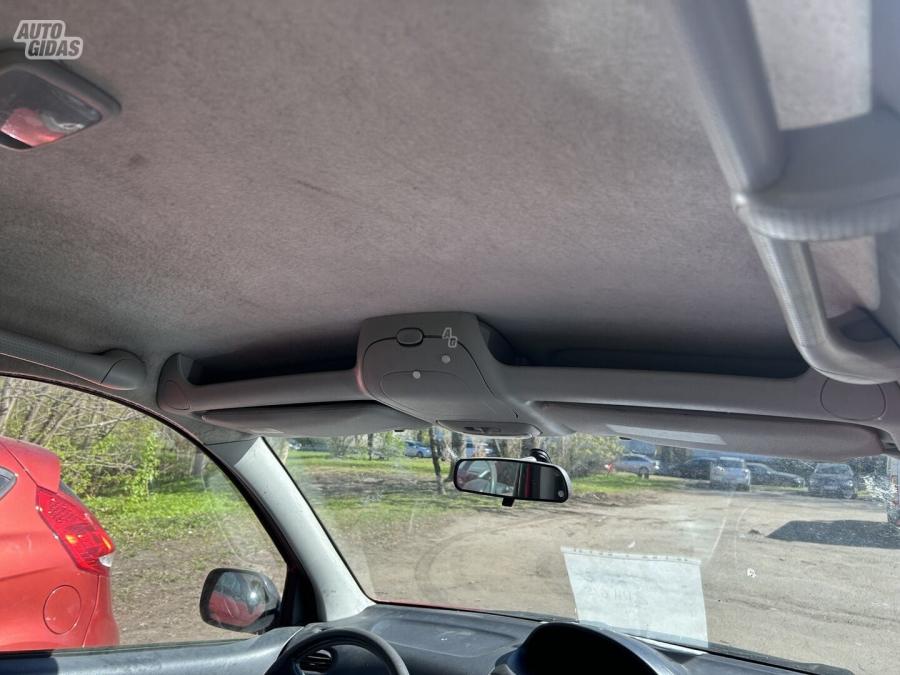 Toyota Yaris Verso 2003 in Vilnius, with an engine capacity of 1.30 L and mileage of 300 thousand km for 799 €, photo 4 on AUTOMOTO.COM.LV