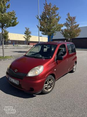 Sarkans Toyota Yaris Verso 2000 Klaipėda, ar dzinēja tilpumu 1.30 L un nobraukumu 350 tūkst. km par 950 €, foto  vietnē AUTOMOTO.COM.LV