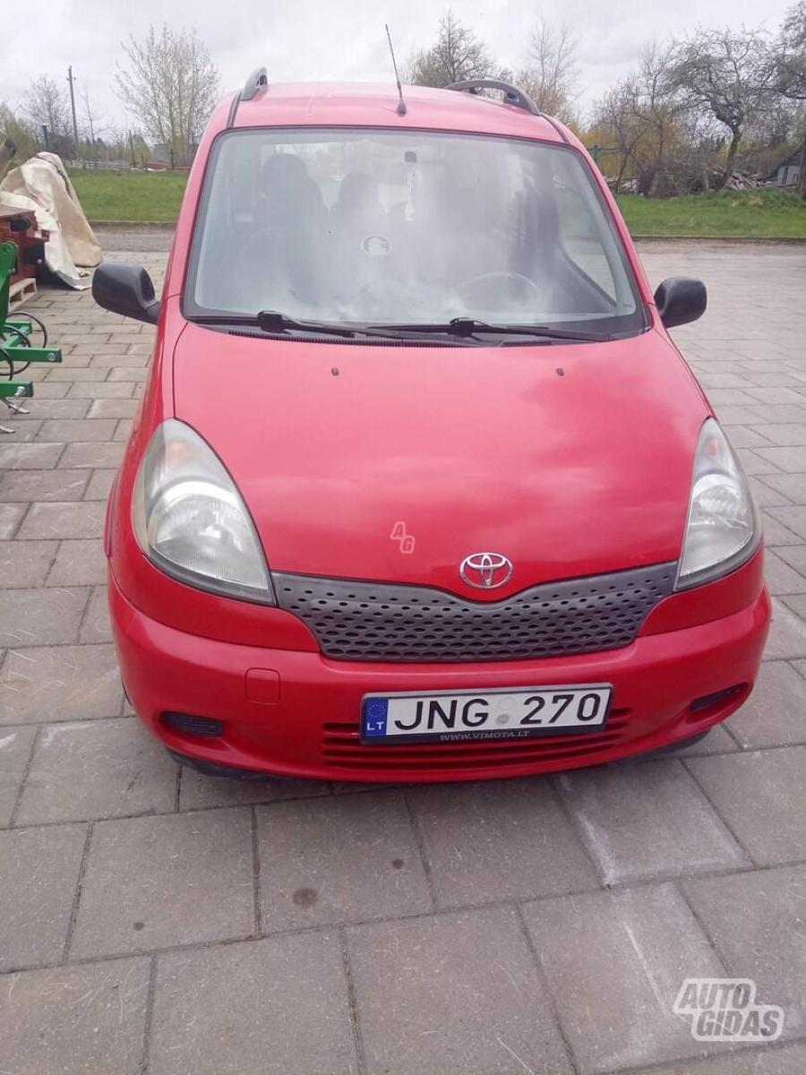 Red Toyota Yaris Verso 2001 in Vilnius, with an engine capacity of 1.30 L and mileage of 243 thousand km for 1900 €, photo 1 on AUTOMOTO.COM.LV