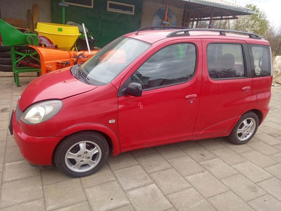 Red Toyota Yaris Verso 2001 in Vilnius, with an engine capacity of 1.30 L and mileage of 243 thousand km for 1900 €, photo 4 on AUTOMOTO.COM.LV