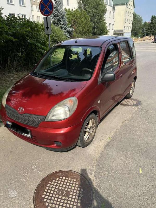 Sarkans Toyota Yaris Verso 2000 Klaipėda, ar dzinēja tilpumu 1.30 L un nobraukumu 355 tūkst. km par 700 €, foto 1 vietnē AUTOMOTO.COM.LV