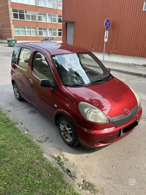 Sarkans Toyota Yaris Verso 2000 Klaipėda, ar dzinēja tilpumu 1.30 L un nobraukumu 355 tūkst. km par 700 €, foto 4 vietnē AUTOMOTO.COM.LV