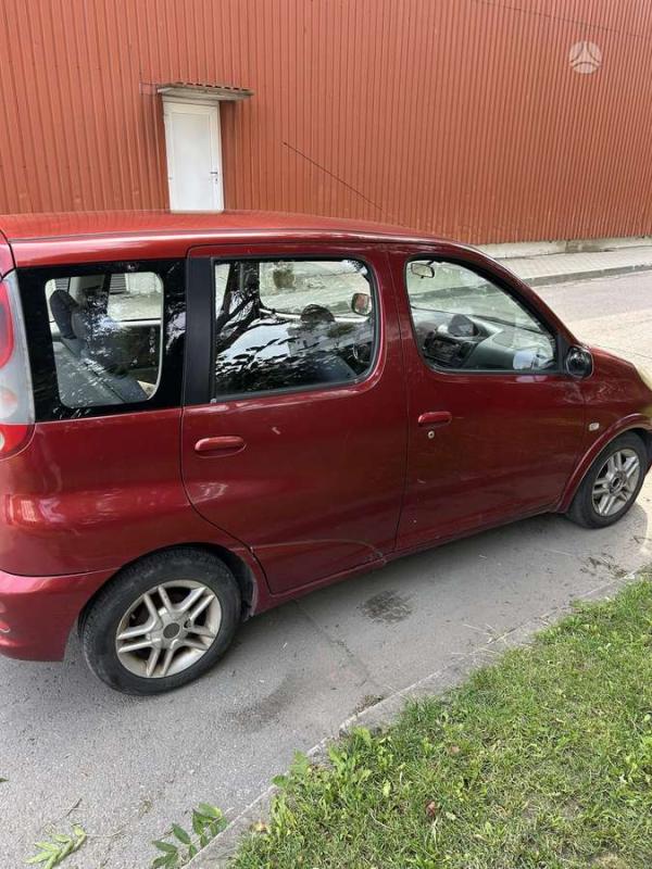 Sarkans Toyota Yaris Verso 2000 Klaipėda, ar dzinēja tilpumu 1.30 L un nobraukumu 355 tūkst. km par 700 €, foto 4 vietnē AUTOMOTO.COM.LV