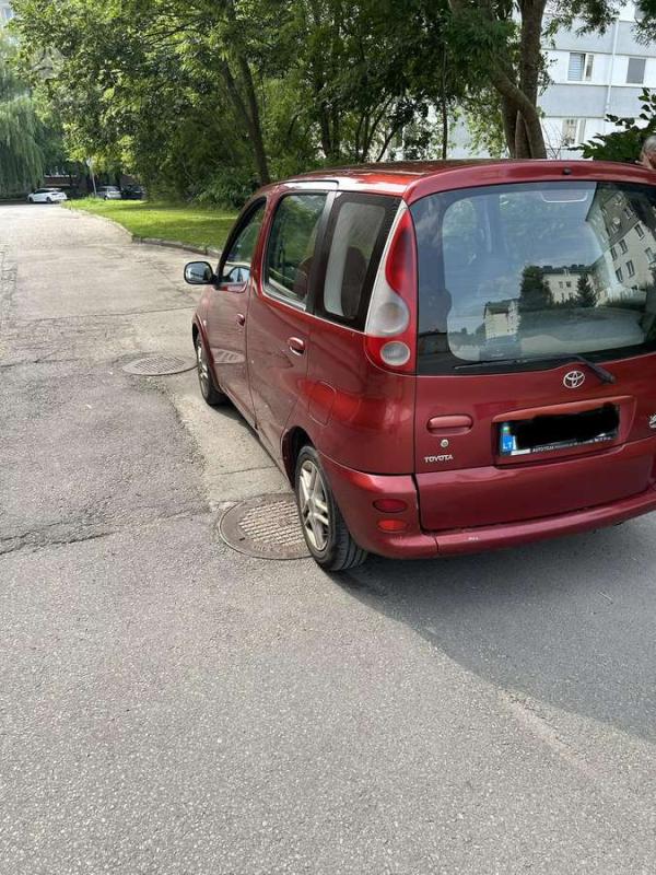 Sarkans Toyota Yaris Verso 2000 Klaipėda, ar dzinēja tilpumu 1.30 L un nobraukumu 355 tūkst. km par 700 €, foto 5 vietnē AUTOMOTO.COM.LV