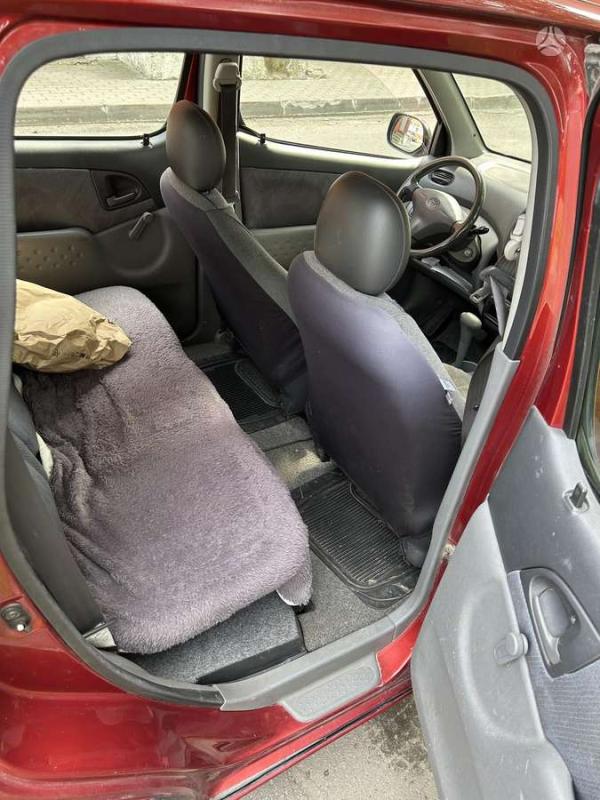 Sarkans Toyota Yaris Verso 2000 Klaipėda, ar dzinēja tilpumu 1.30 L un nobraukumu 355 tūkst. km par 700 €, foto 8 vietnē AUTOMOTO.COM.LV