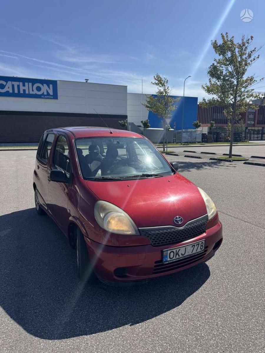 Sarkans Toyota Yaris Verso 2000 Klaipėda, ar dzinēja tilpumu 1.30 L un nobraukumu 350 tūkst. km par 999 €, foto 4 vietnē AUTOMOTO.COM.LV